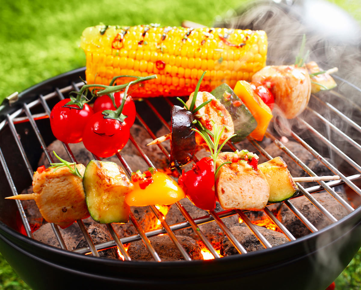 Pētījums: Kādu gaļu un cik bieži uz grila liek Latvijas iedzīvotāji?