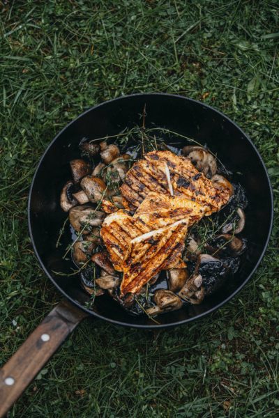 Recepte: Grilētu šampinjonu sacepums ar cāļa filejas steiku BBQ marinādē